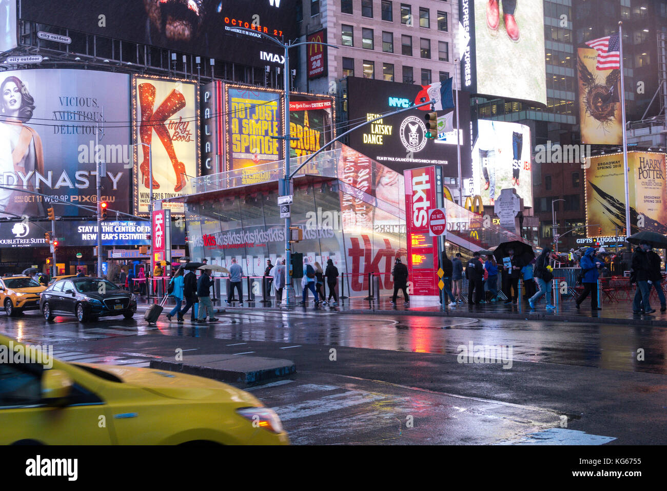 Times square rain hi-res stock photography and images - Alamy