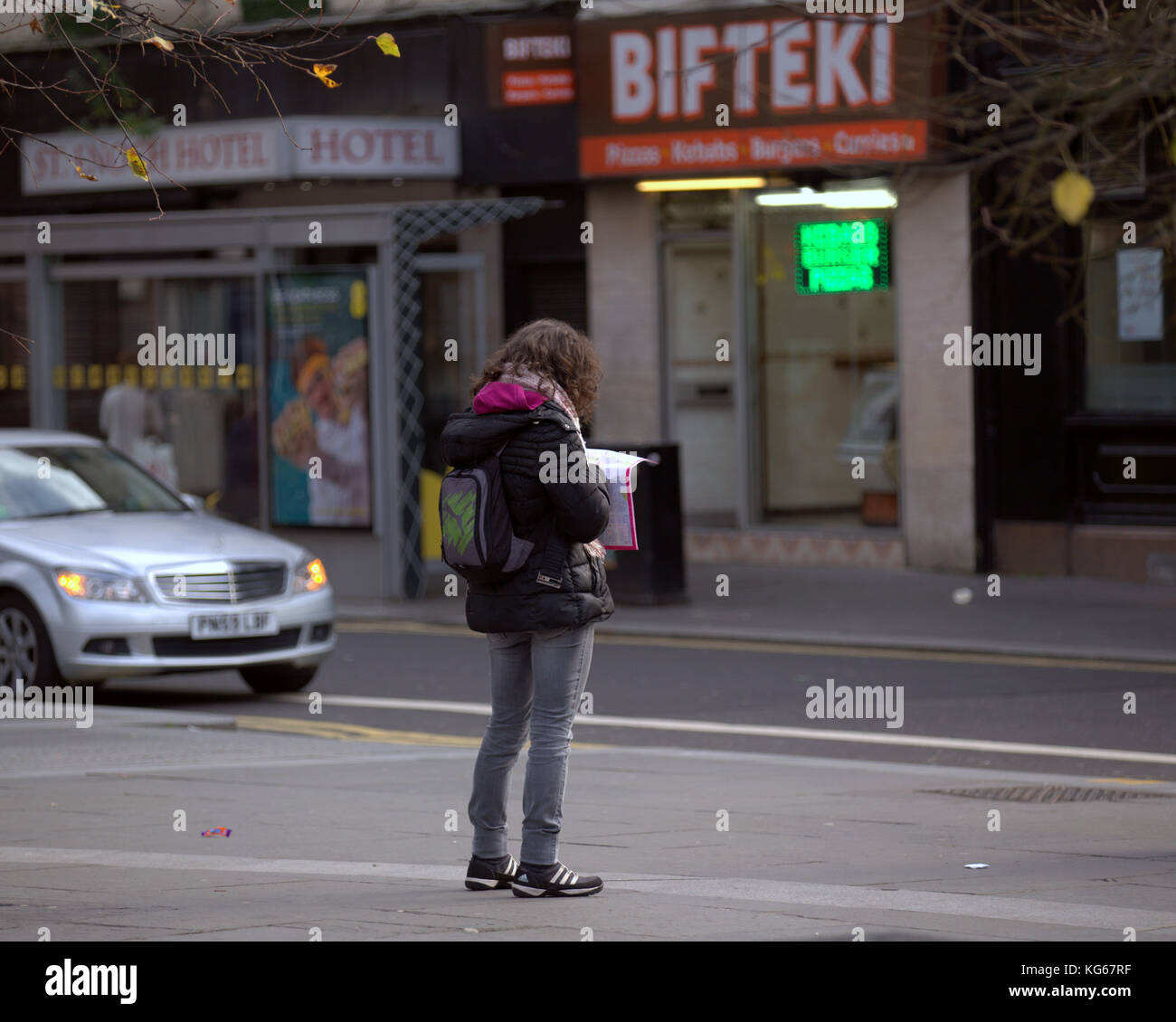 Female reading map hi-res stock photography and images - Alamy