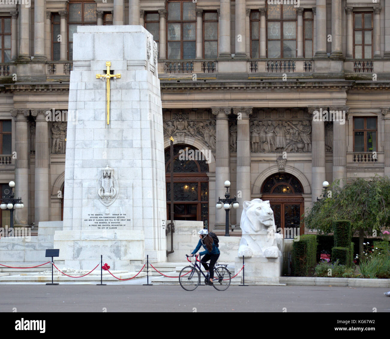 the cenotaph on george square glasgow cyclist Stock Photo - Alamy