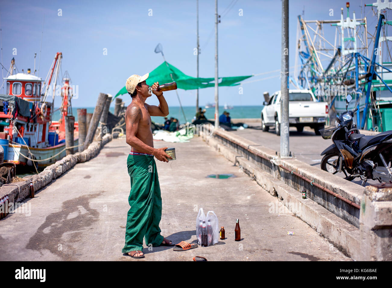 Thailand fisherman, dock worker, shirtless man Stock Photo - Alamy