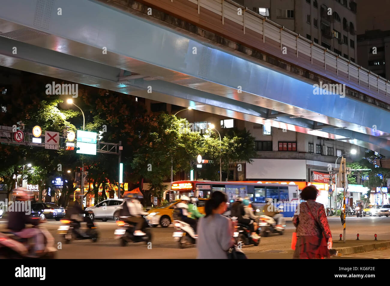 Taipei, Taiwan - October 27, 2017 : Motion of commuters crossing street ...