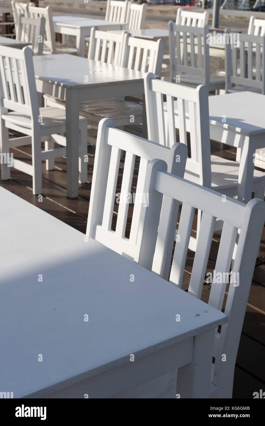 white table and white chairs Stock Photo - Alamy