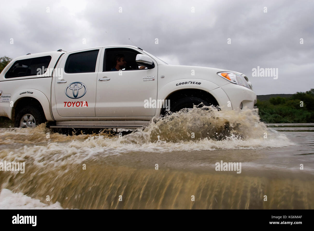 4x4 car driving through flood hi-res stock photography and images - Alamy