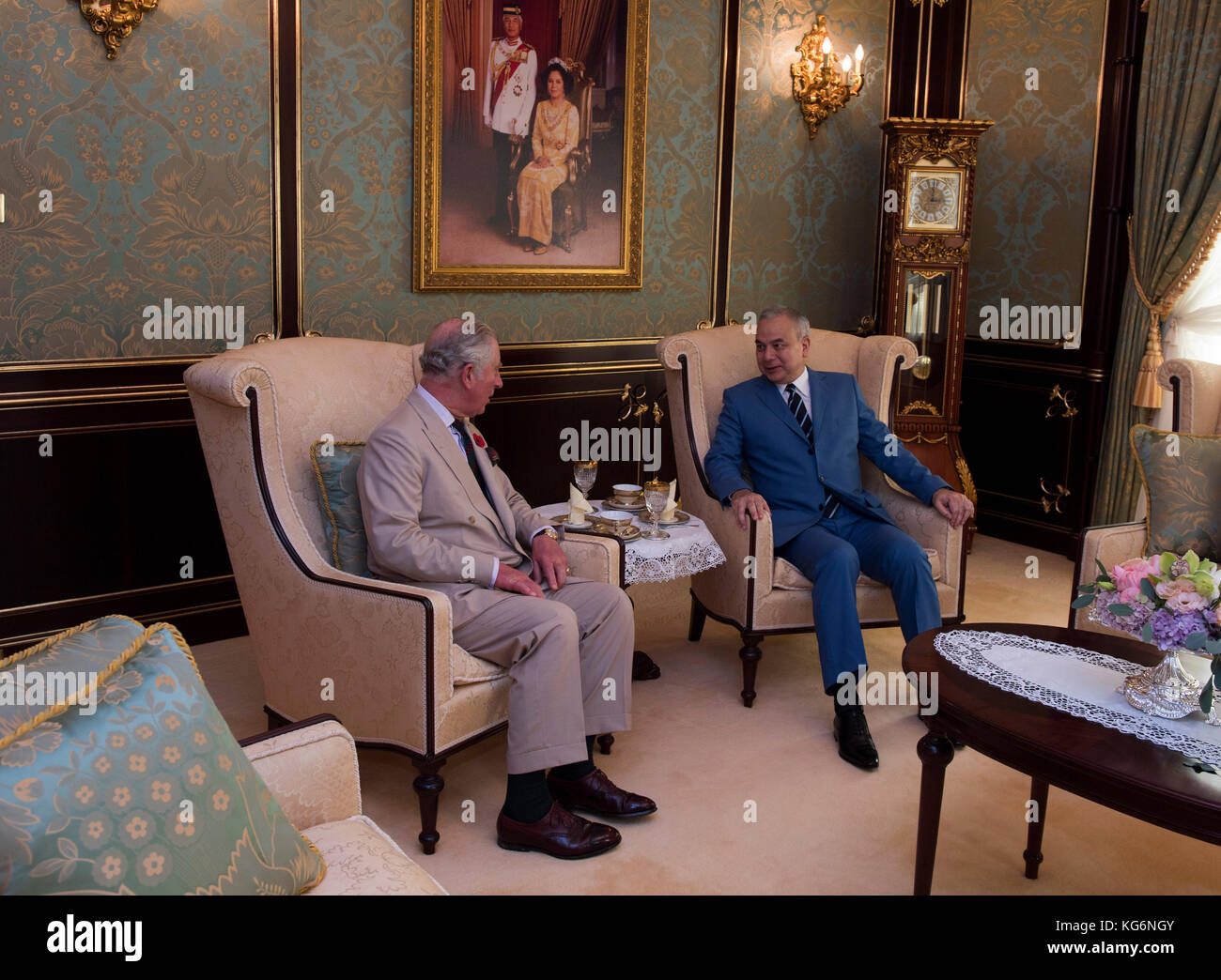 The Prince of Wales (left) meets His Royal Highness Sultan Nazrin Shah ...