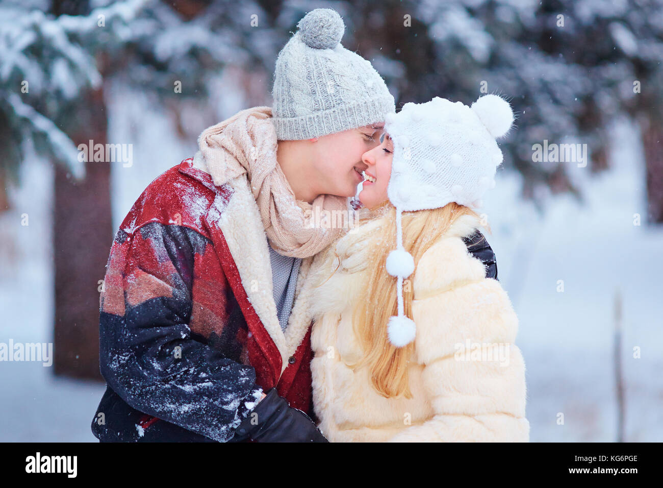 Couple romance love winter hi-res stock photography and images - Alamy