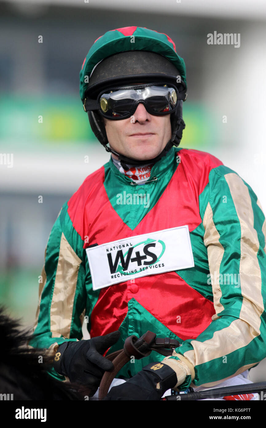 Tom Scudamore wins the Racing UK In Glorious HD Handicap Chase during ...