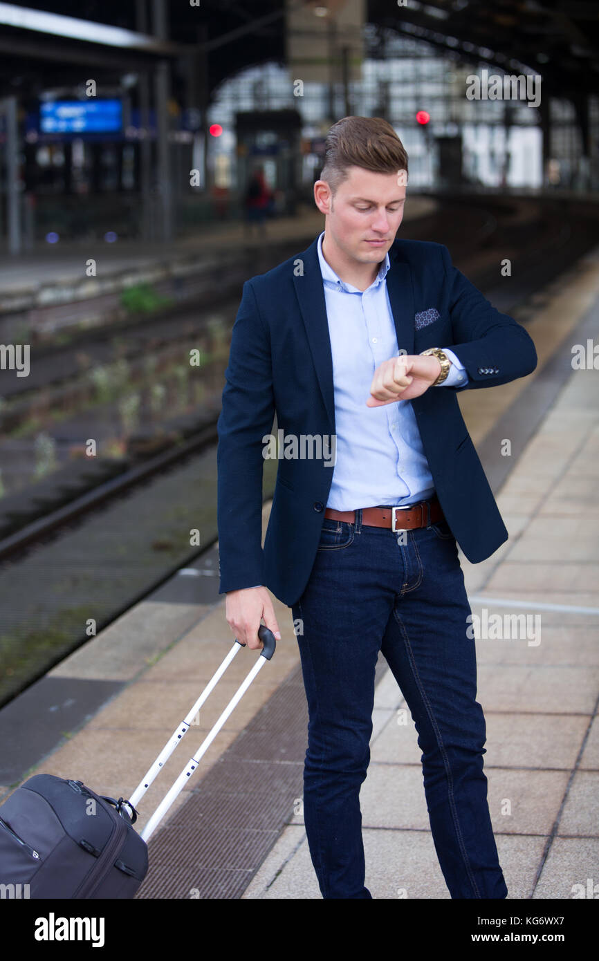 Man late train platform hi-res stock photography and images - Alamy