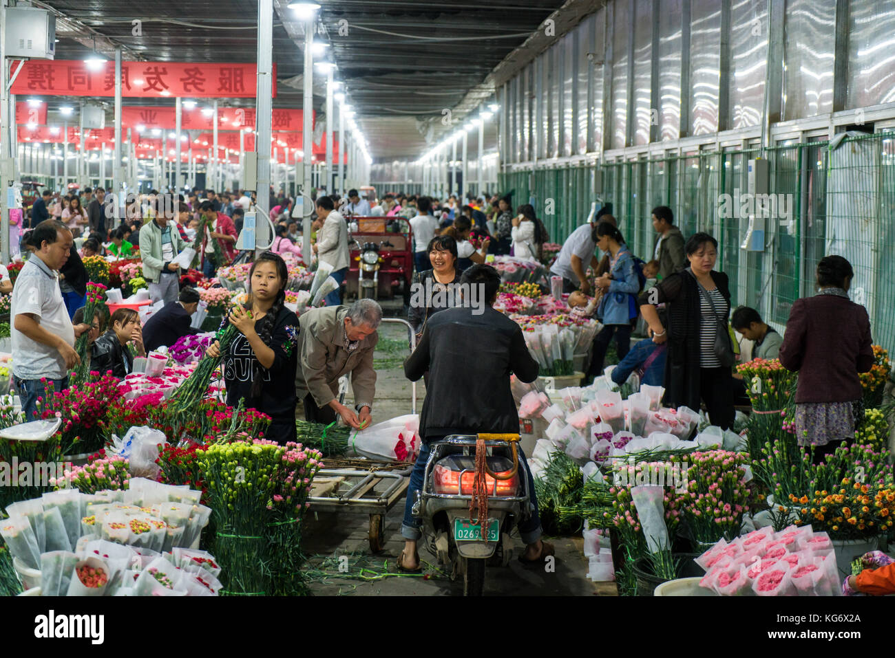 Dounan flower market in Kunming, Yunnan Province, China Stock Photo - Alamy