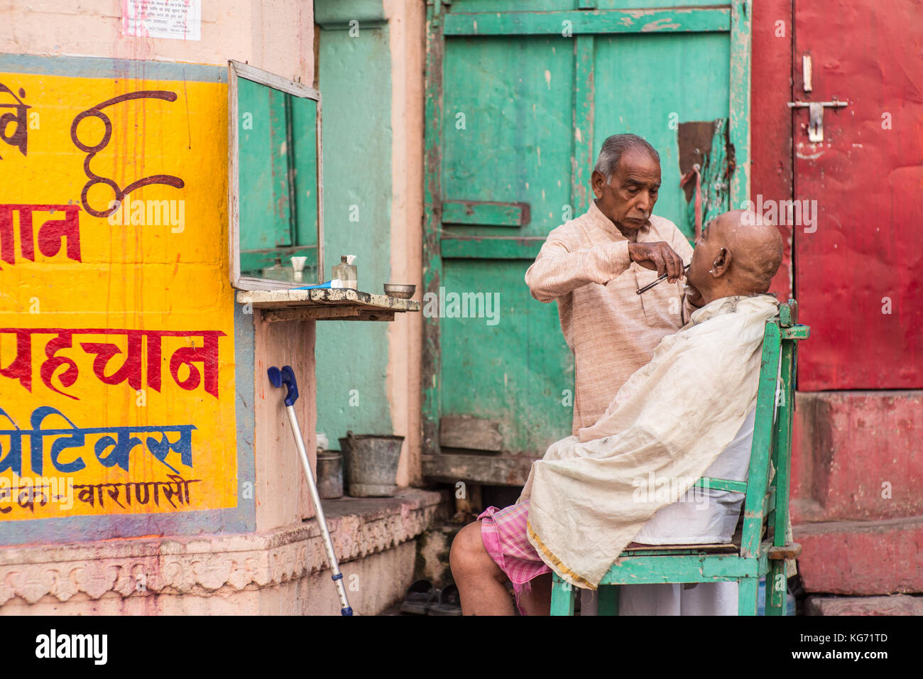 Barber shaving a man on the streets of Varanasi, India Stock Photo - Alamy