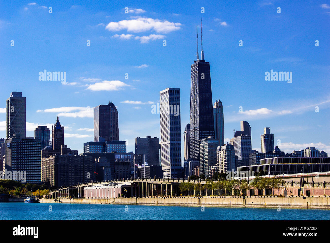Chicago skyline lake trees hi-res stock photography and images - Alamy