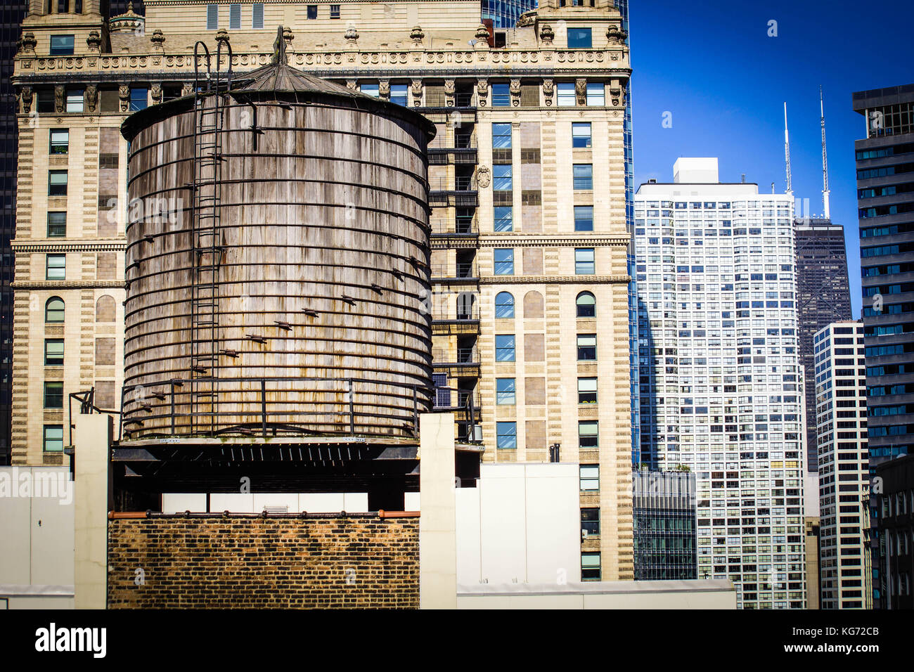 Chicago water tank hi-res stock photography and images - Alamy