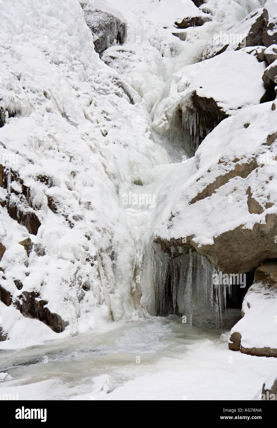 Nearly frozen river hi-res stock photography and images - Alamy