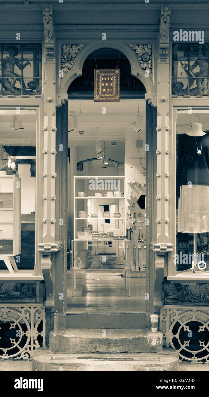 1600s stained glass windows hi-res stock photography and images - Alamy