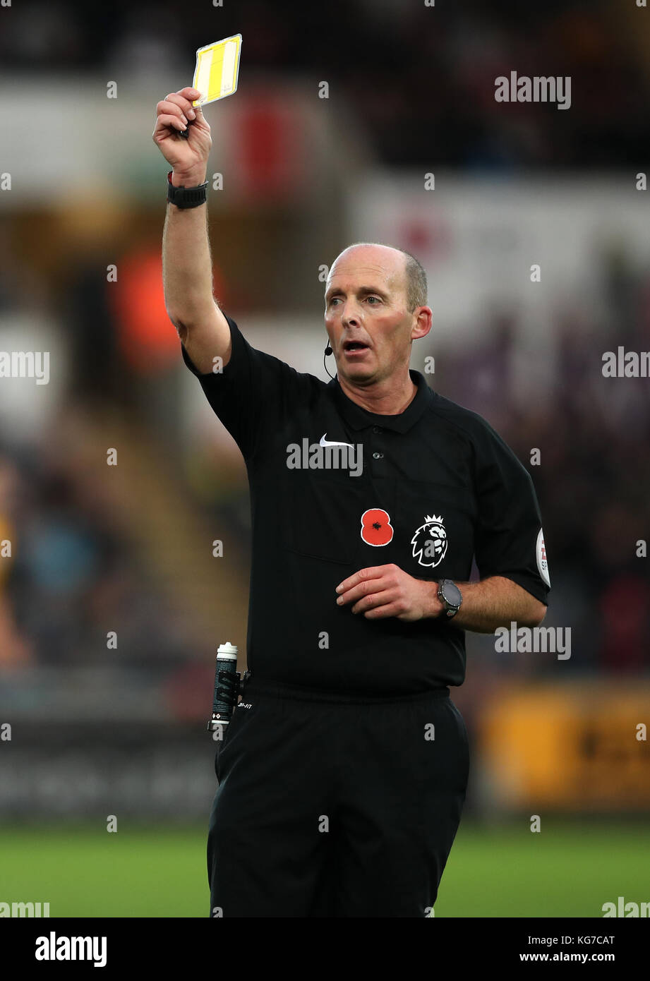 Mike dean premier league hi-res stock photography and images - Alamy