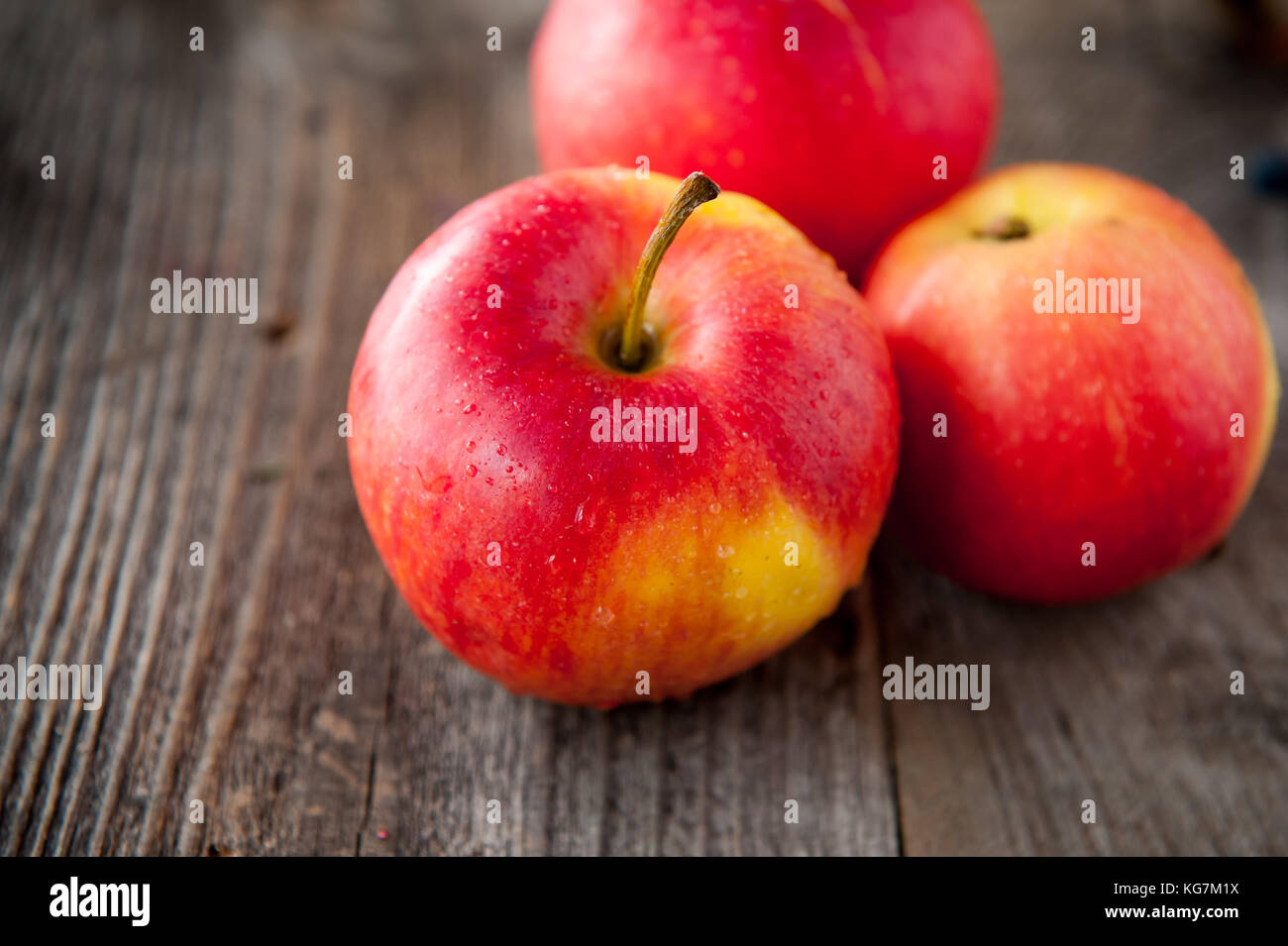 Close up fresh Ripe organic red apples with water drops on the rustic ...