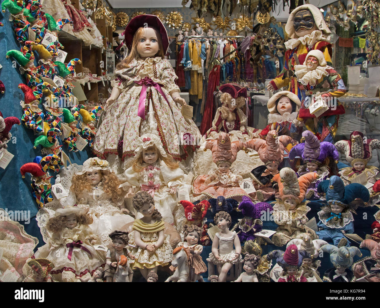Shop window display dolls hi-res stock photography and images - Alamy