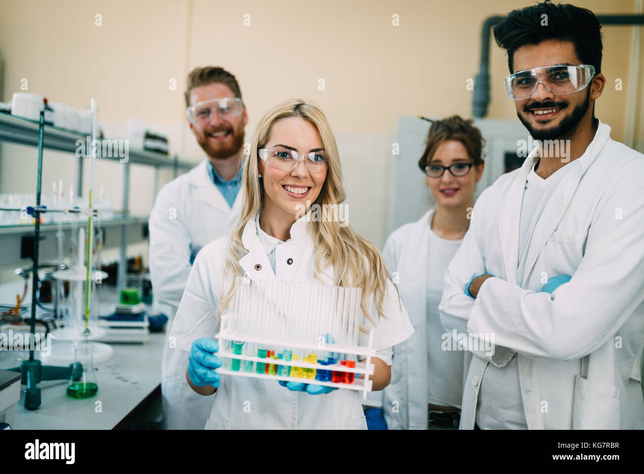 At work lab scientists group hi-res stock photography and images - Alamy