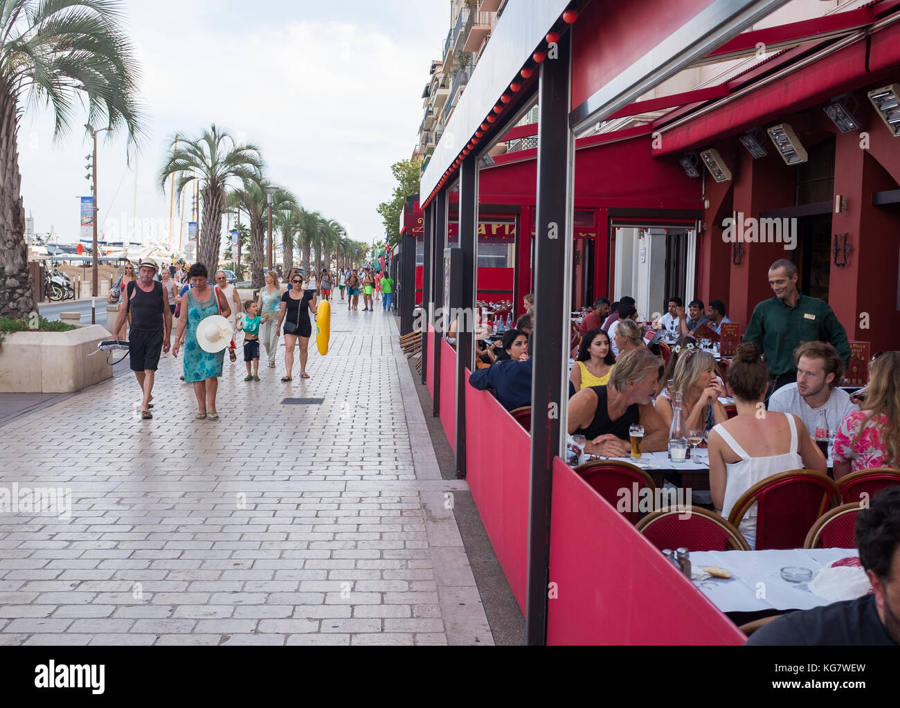 Pavement table of restaurant hi-res stock photography and images - Alamy