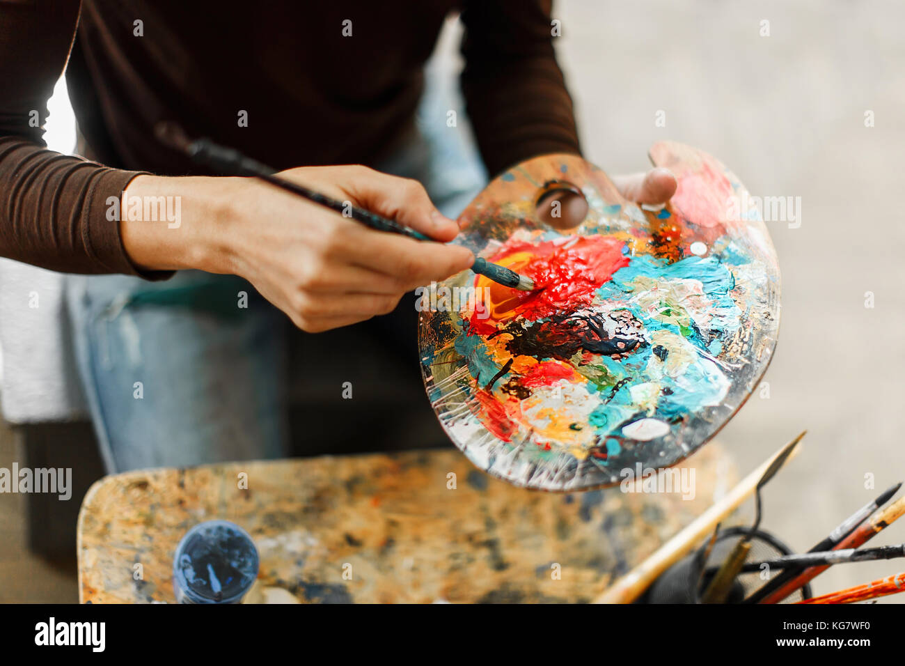 Painter showing palette paint hi-res stock photography and images - Alamy