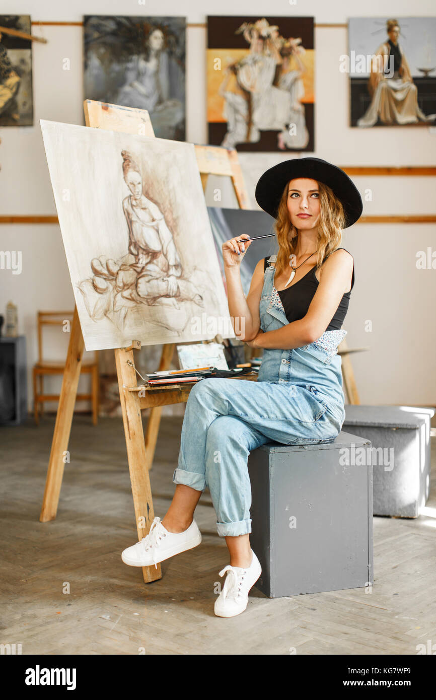 Artist's Girl Posing Process in the Studio Stock Photo - Alamy