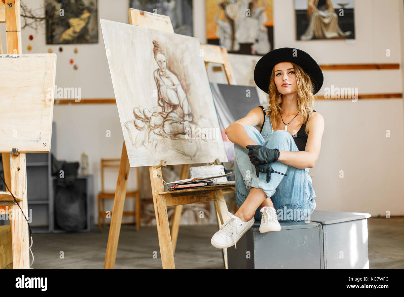 Artist's Girl Posing Process in the Studio Stock Photo - Alamy