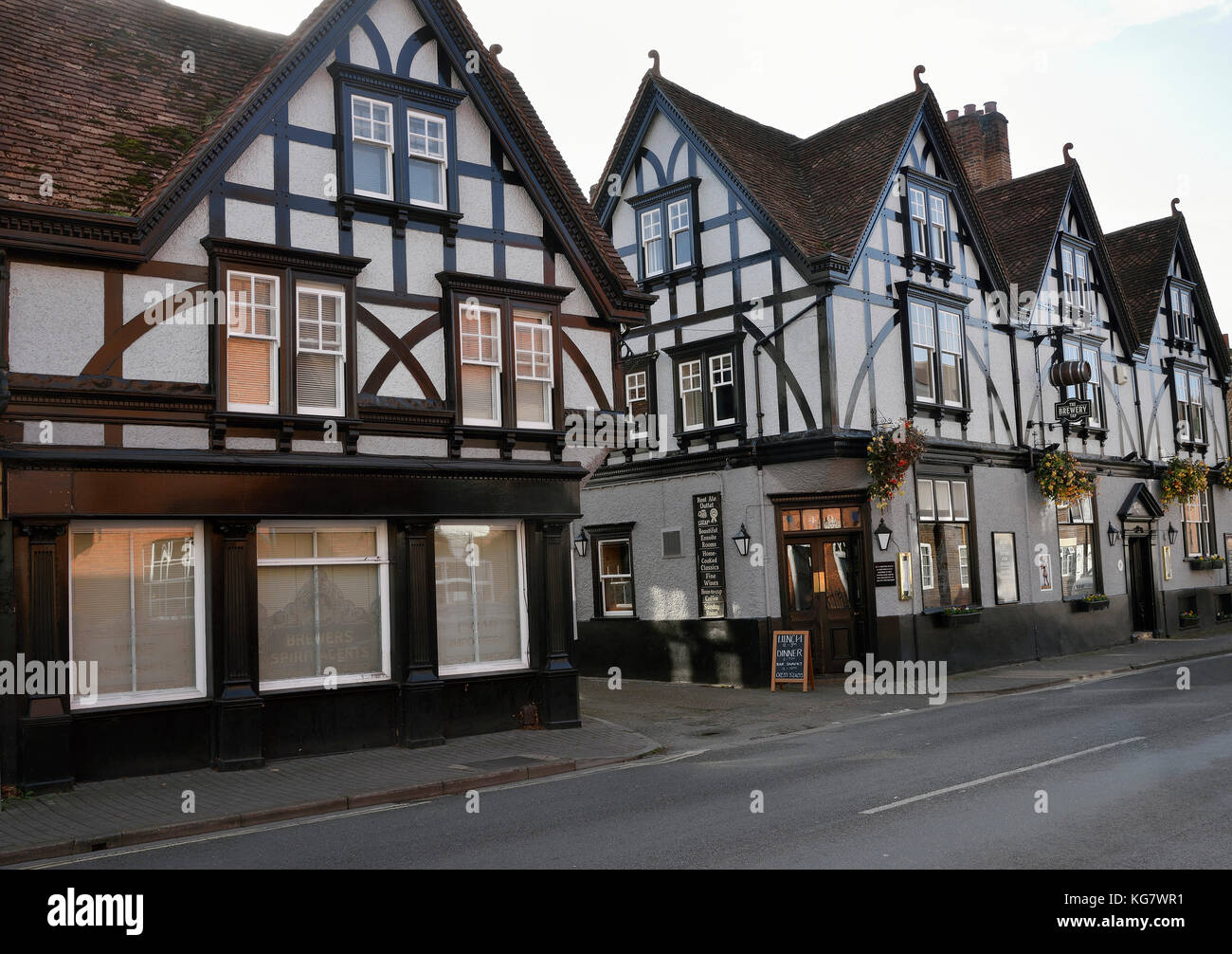 17th century inn hi-res stock photography and images - Alamy