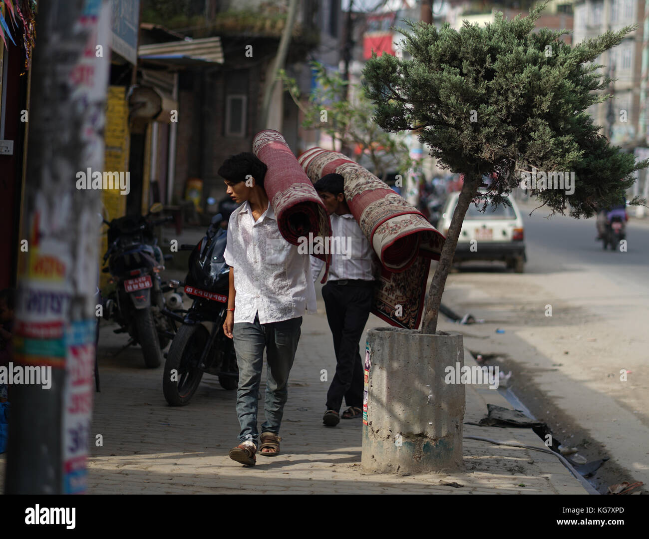 Carry on shoulder hi-res stock photography and images - Alamy