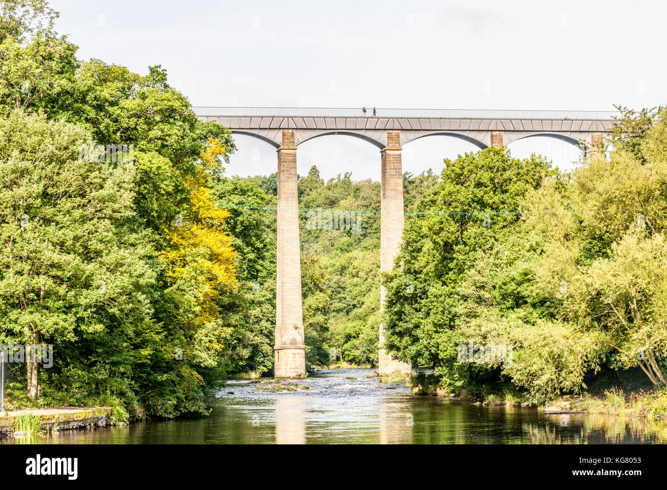 Two people walking along the pontcysyllte aqueduct hi-res stock ...