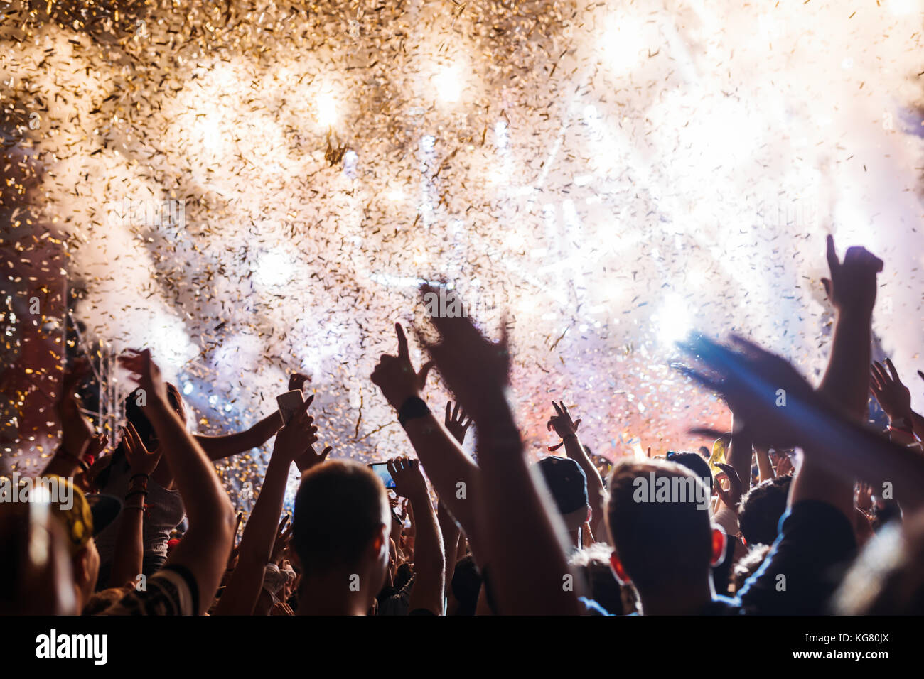 Crowd happy hi-res stock photography and images - Alamy