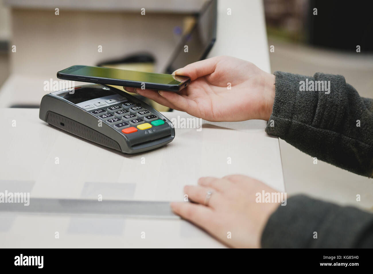 Wireless Paying by mobile phone Stock Photo - Alamy
