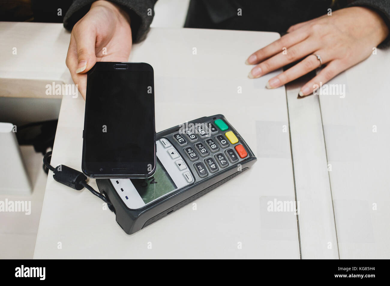 Wireless Paying by mobile phone Stock Photo - Alamy