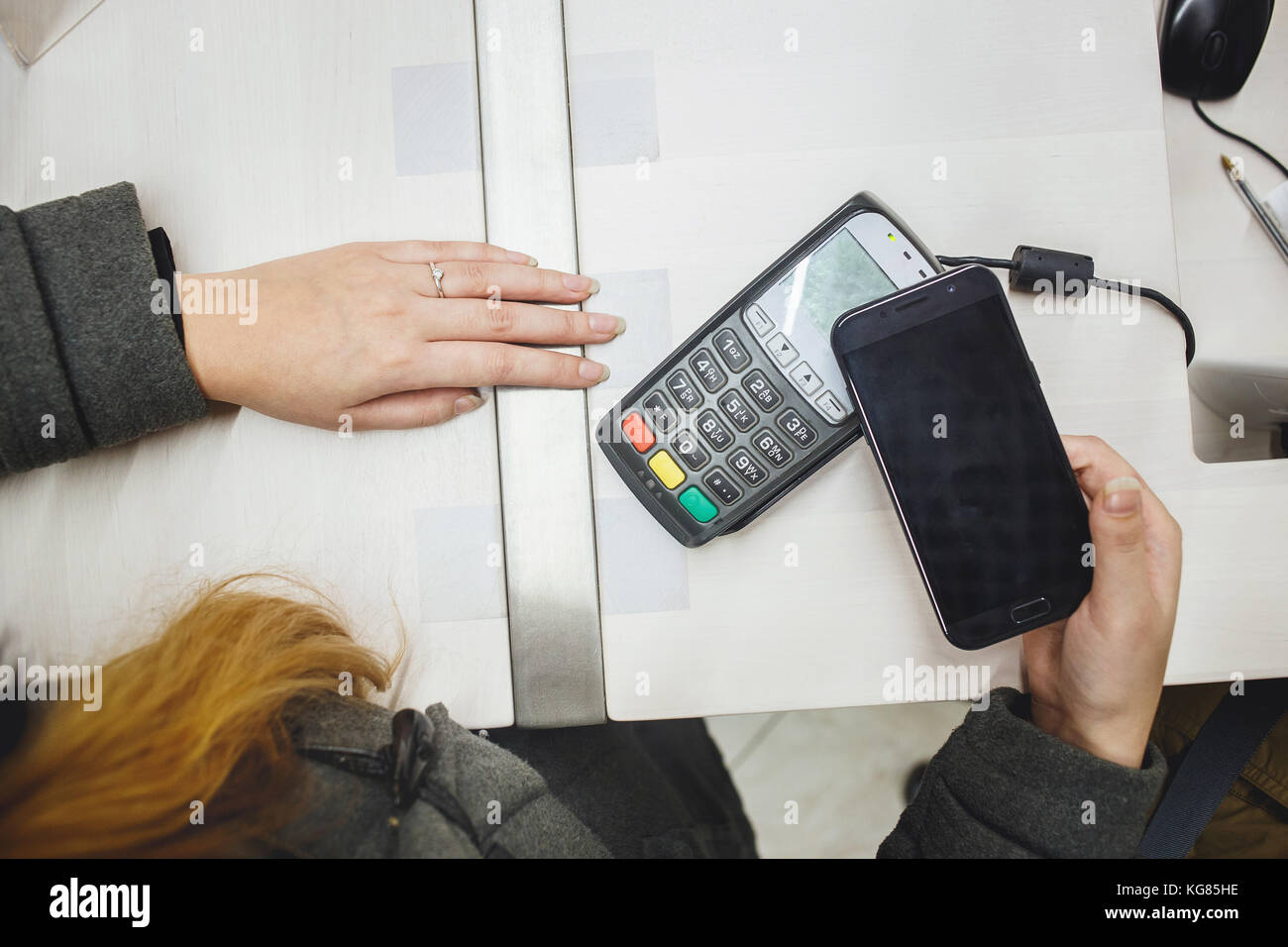 Wireless Paying by mobile phone Stock Photo - Alamy