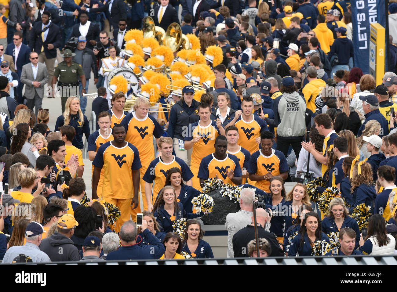 Morgantown, West Virginia, USA. 4th Nov, 2017. The WVU Cheerleaders ...