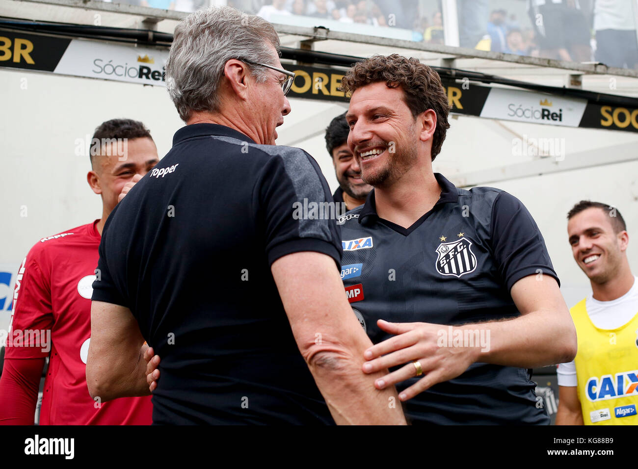 SANTOS, SP - 04.11.2017: SANTOS X ATLÉTICO MG - Elano greets Oswaldo de Oliveira during the ...