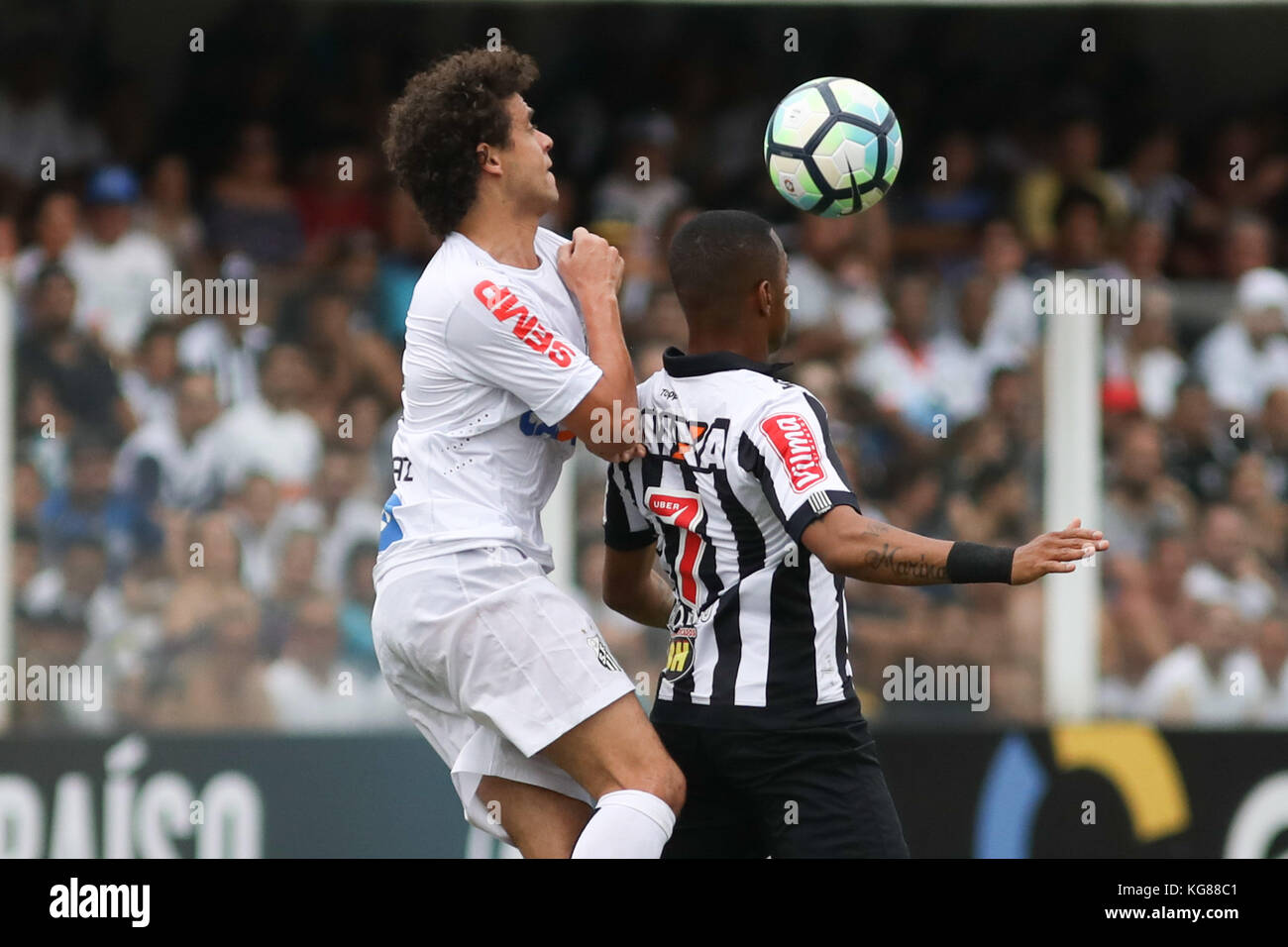 SANTOS, SP - 04.11.2017: SANTOS X ATLÉTICO MG - Victor Ferraz and Robinho during the match ...