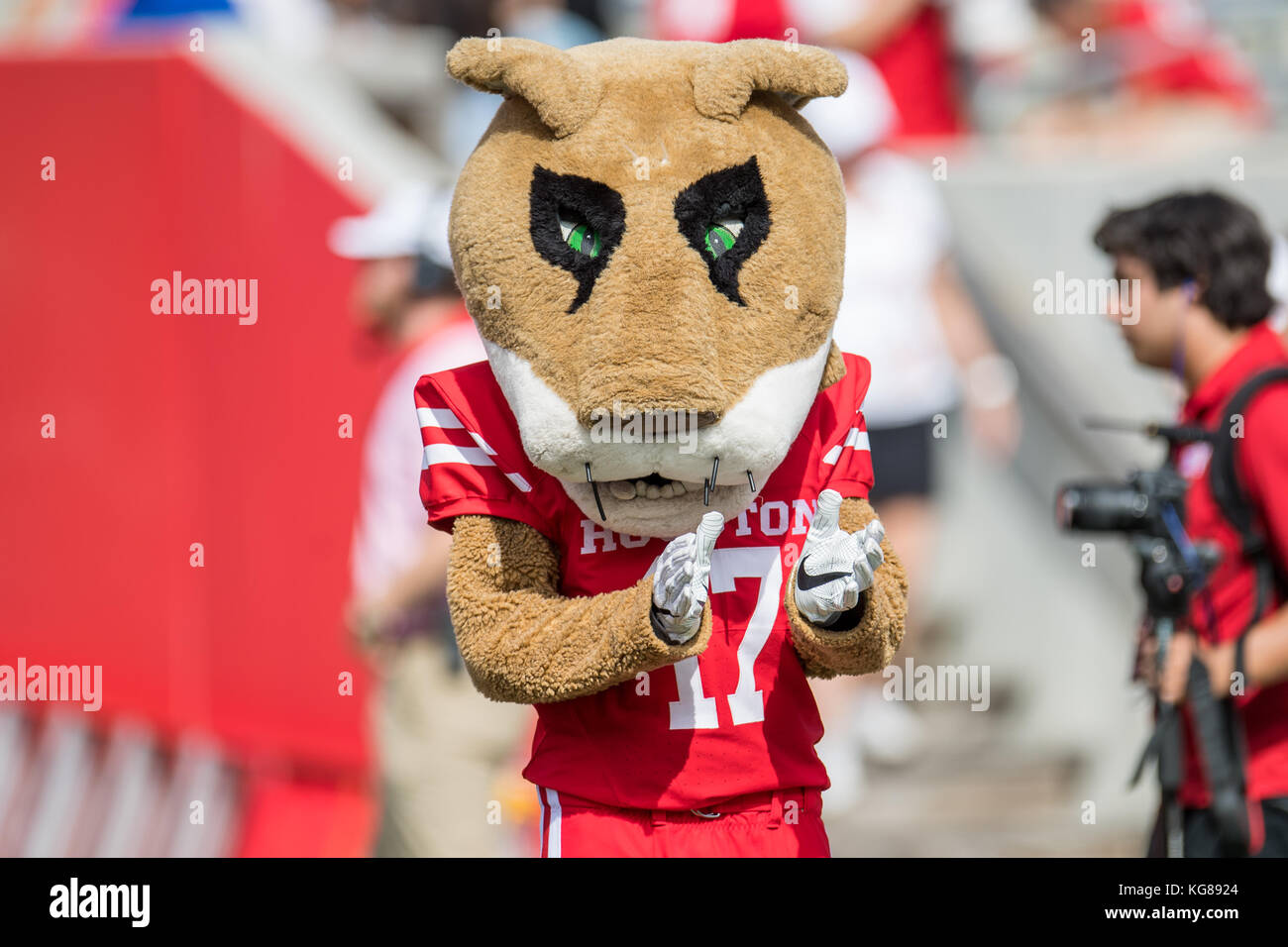 Houston, TX, USA. 4th Nov, 2017. Houston Cougars mascot Shasta claps ...