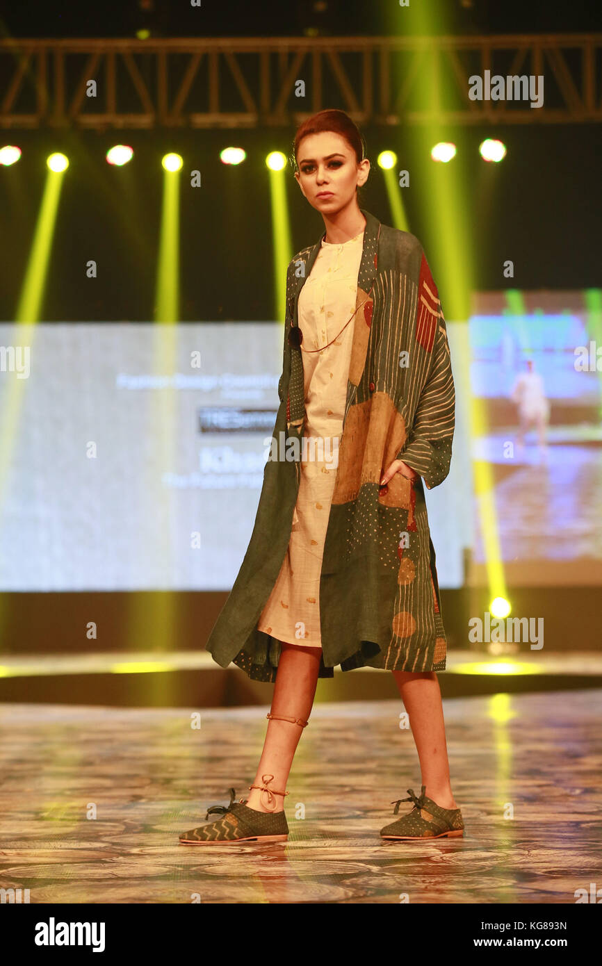 Dhaka, Bangladesh. 4th Nov, 2017. Bangladeshi models display cloths ...