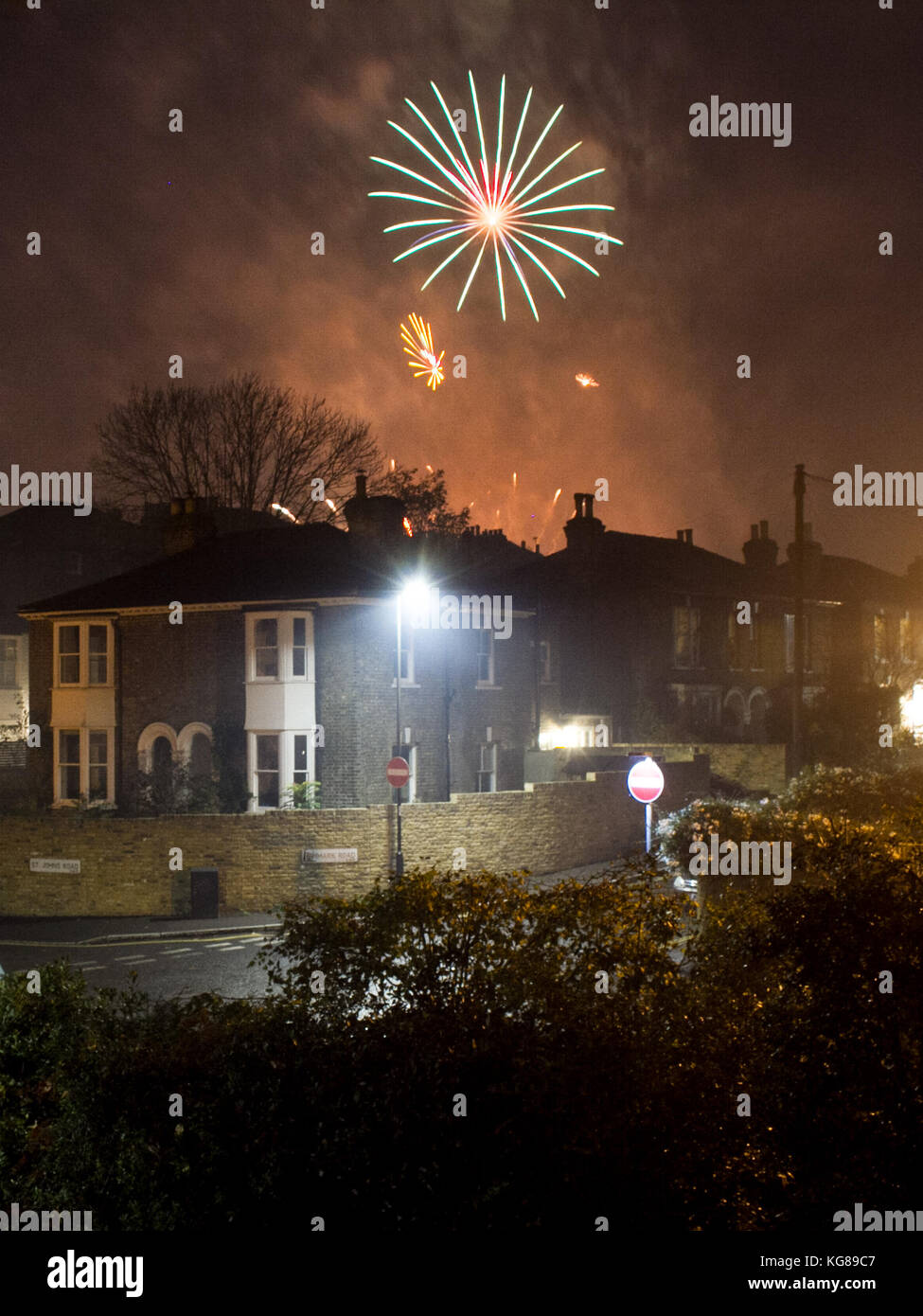 London, UK. 4th Nov, 2017. Spectacular fireworks display on Bonfire ...