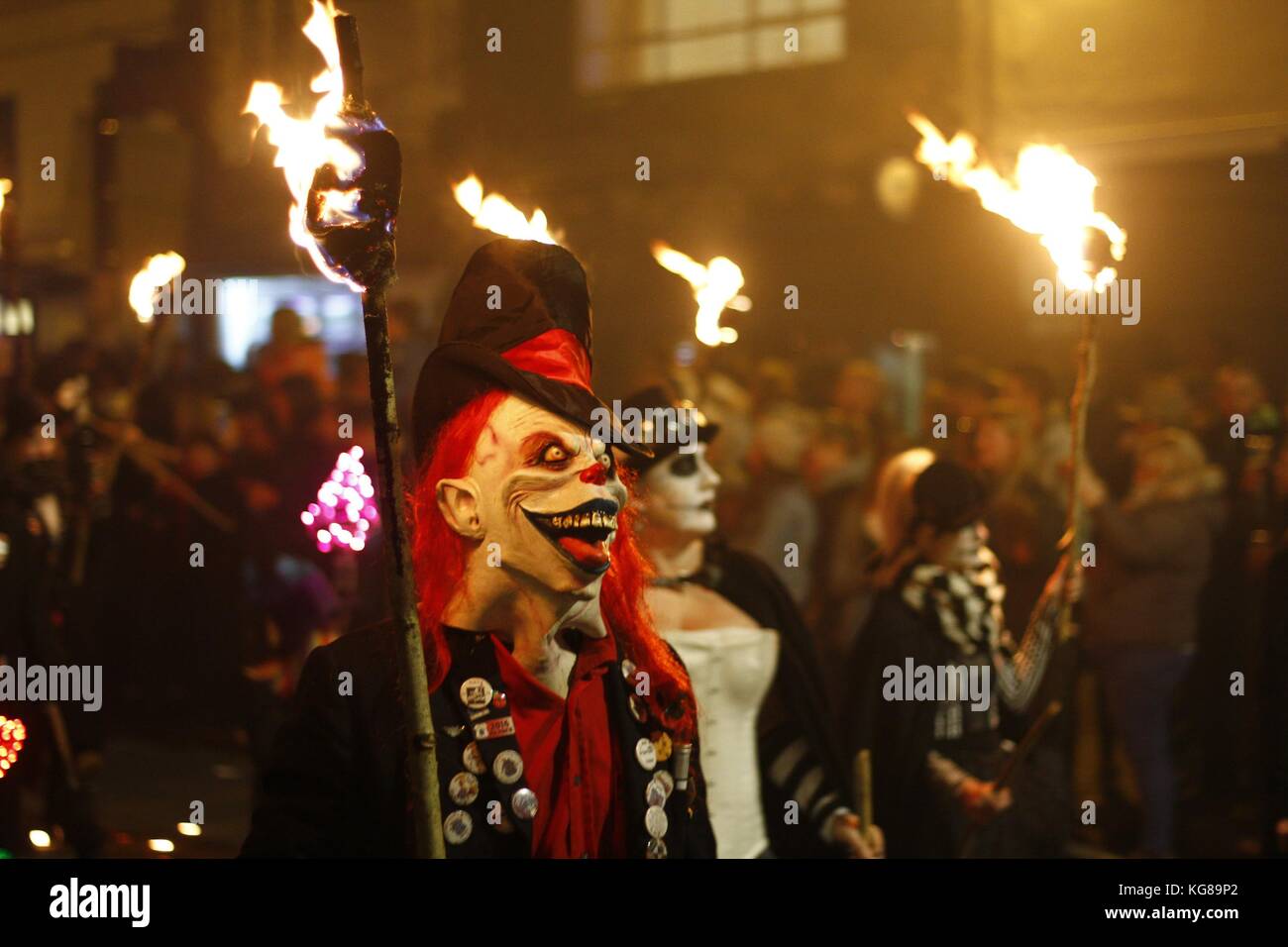 Battle, UK. 4th Nov 2017. Crowds line the streets to enjoy the annual ...