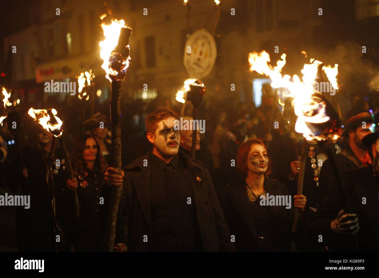 Battle, UK. 4th Nov 2017. Crowds line the streets to enjoy the annual ...