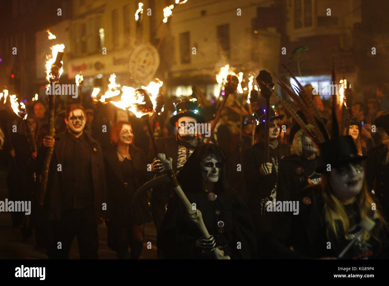 Battle, UK. 4th Nov 2017. Crowds line the streets to enjoy the annual ...