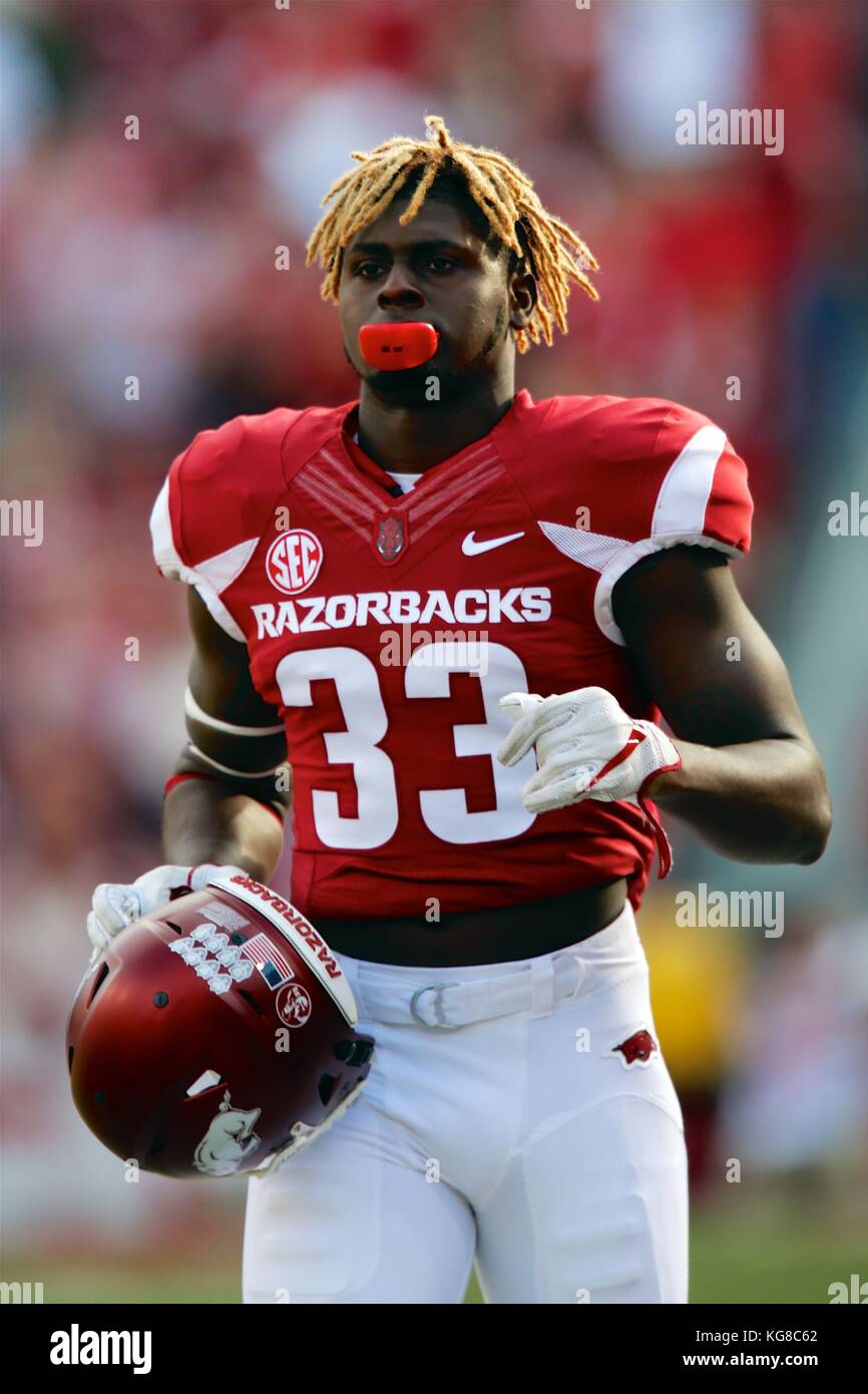 Nov 4, 2017: Arkansas linebacker Dee Walker #33 moves down the ...