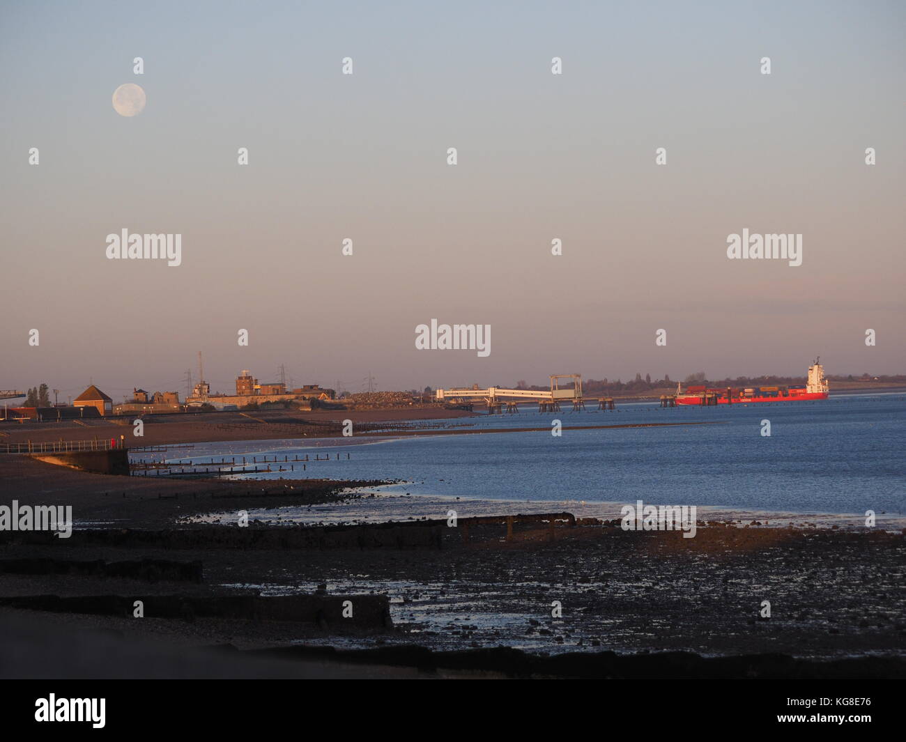 Sheerness, Kent, UK. 5th Nov, 2017. UK Weather: the full Beaver's ...