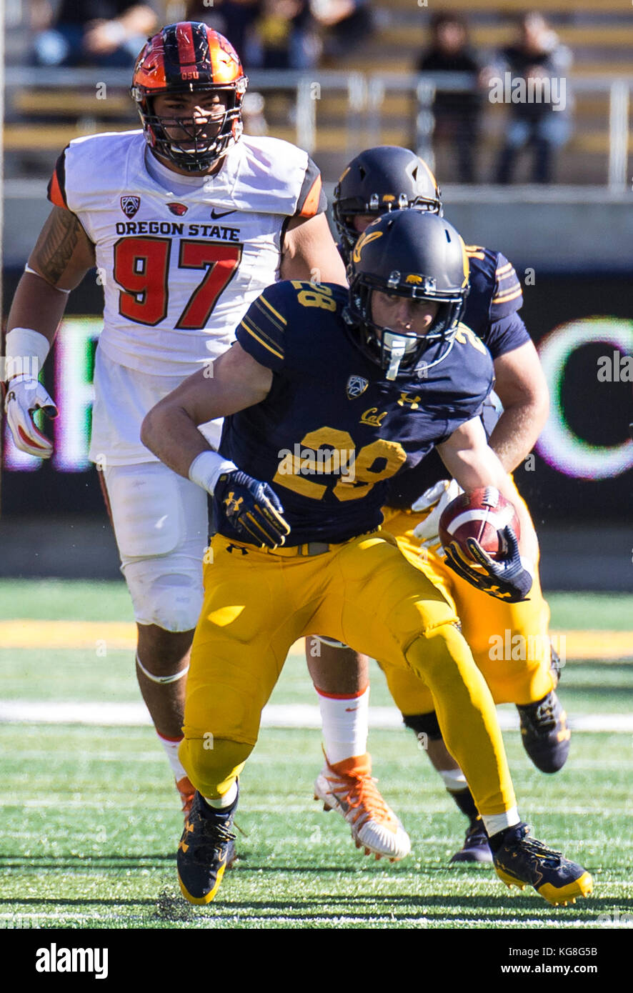 California Memorial Stadium. 4th Nov, 2017. U.S.A. California running ...