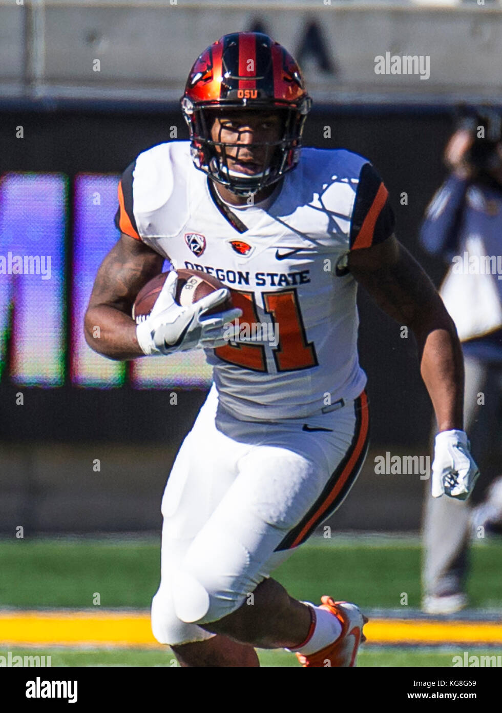 California Memorial Stadium. 4th Nov, 2017. U.S.A. Oregon State running ...