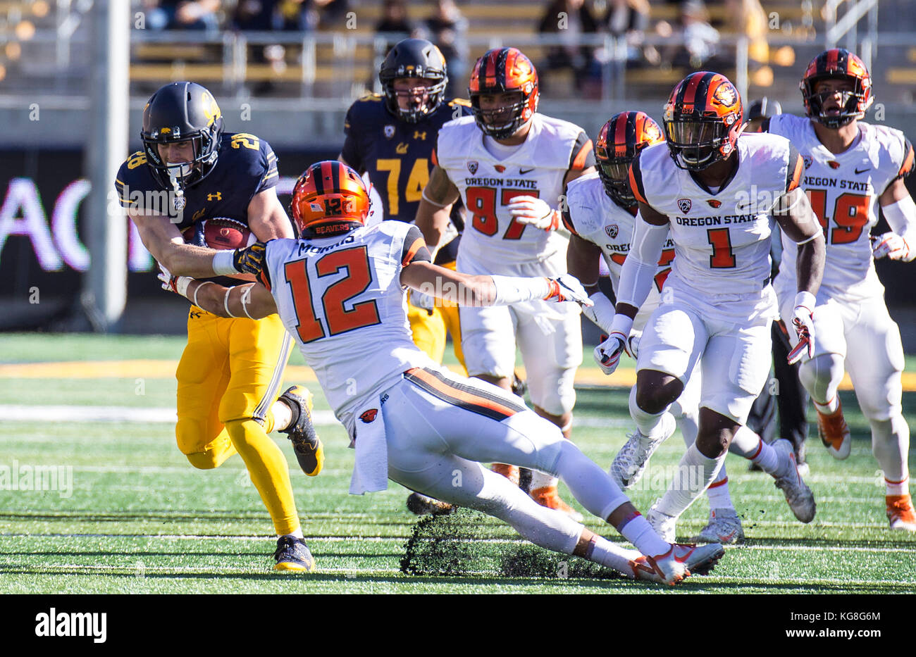 California Memorial Stadium. 4th Nov, 2017. U.S.A. California running ...