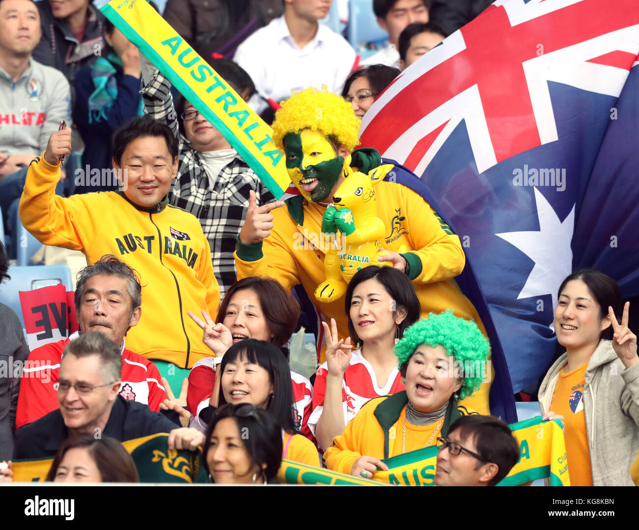 Australian fans cheer team hi-res stock photography and images - Alamy