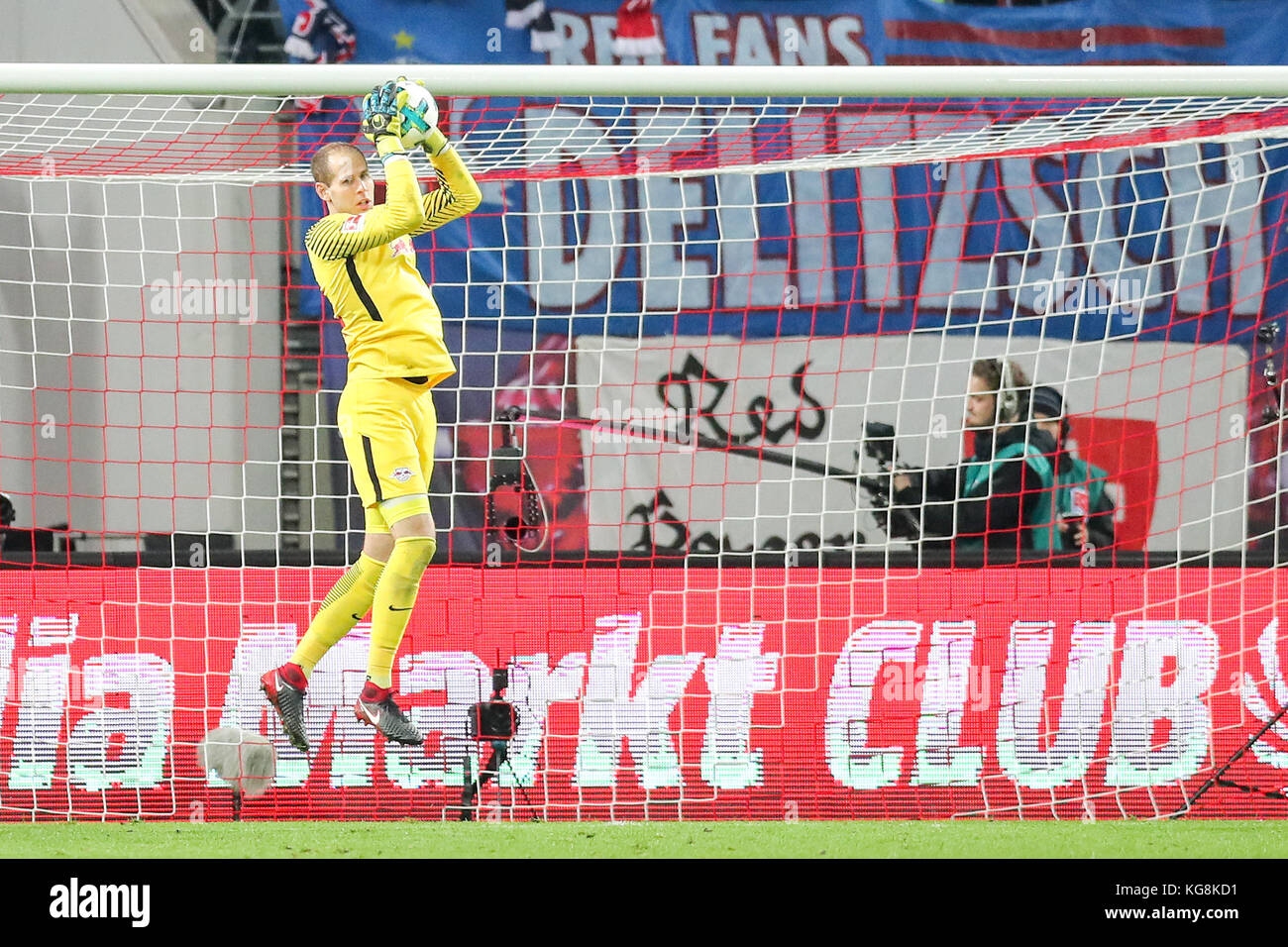 Leipzig, Germany. 04th Nov, 2017. Leipzig's goalkeeper Peter Gulacsi ...