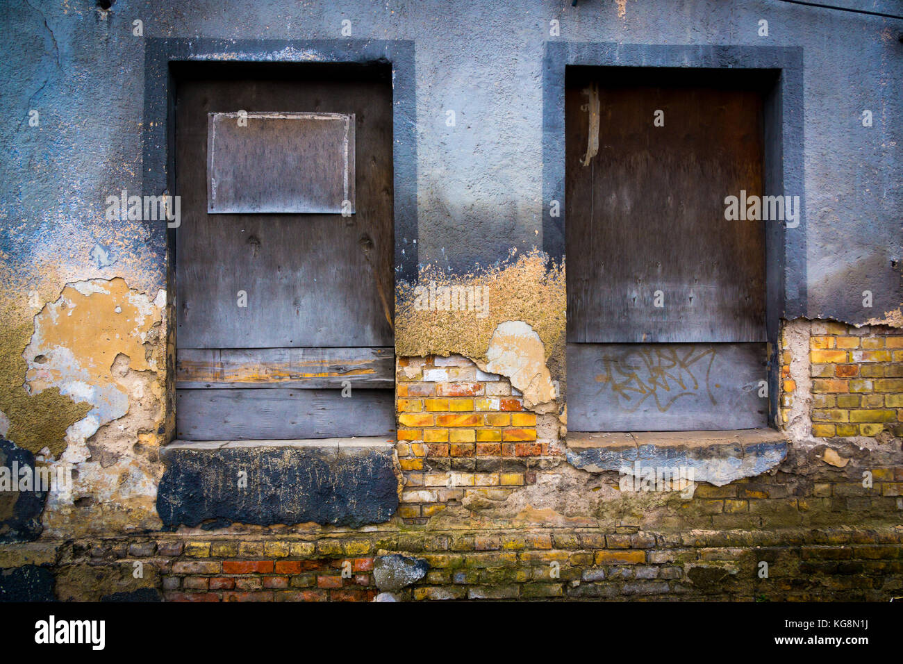 House boarded up windows hi-res stock photography and images - Alamy