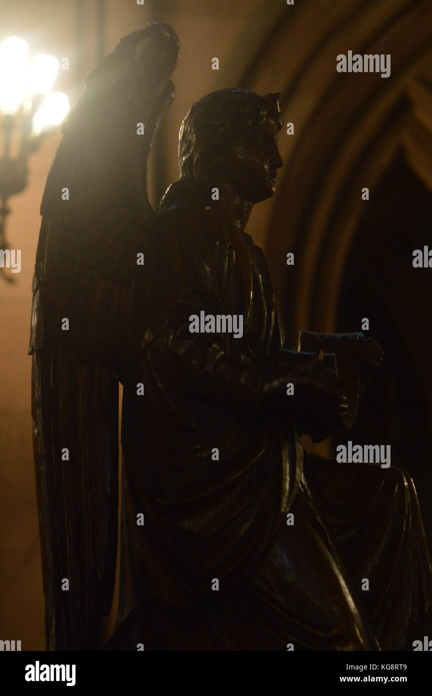 Dark statue hi-res stock photography and images - Alamy